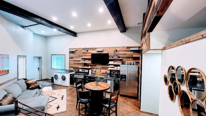 Industrial Bunkhouse! Near Colleges Mall Food! - Sioux Falls, SD