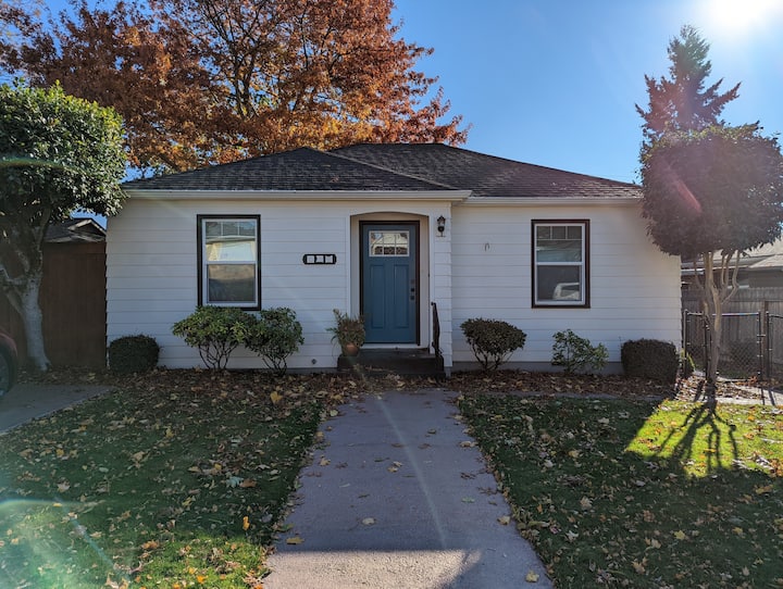 Charming Uptown Village Cottage - Vancouver, WA