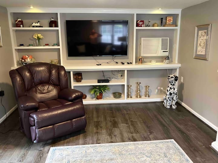 Pet Friendly Fenced Yard 2 Level Living - Roanoke, VA