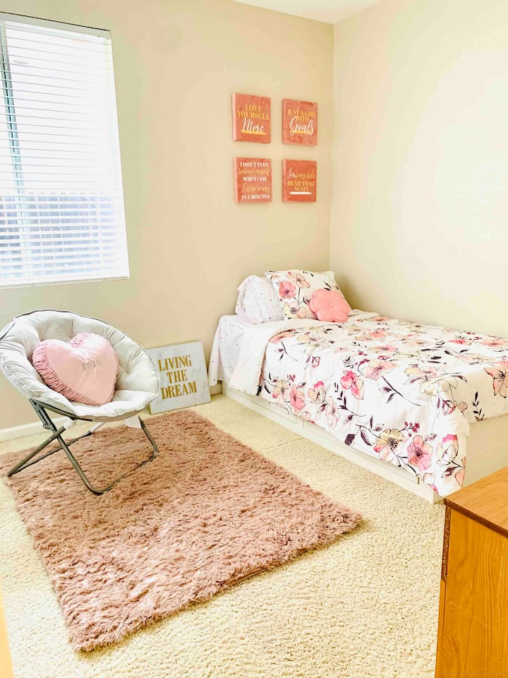 Exotic 3-bedroom 2 Bath With Pool Table - Sacramento, CA