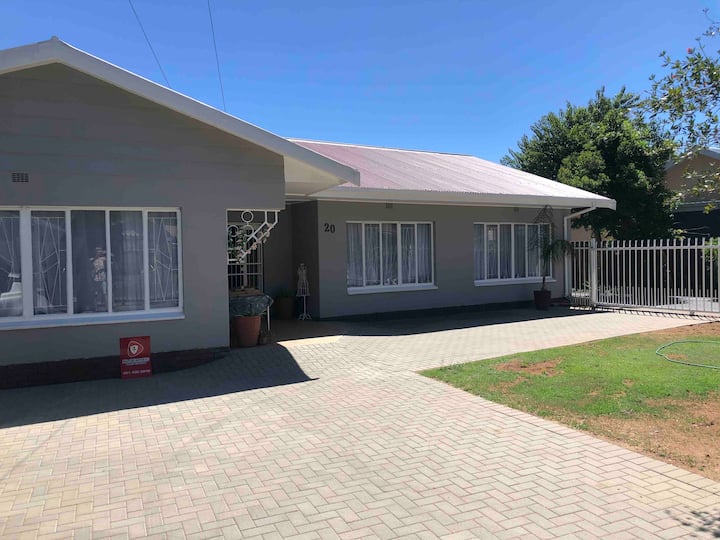 House Fynbos 4 Bedroom Luxury - Bloemfontein