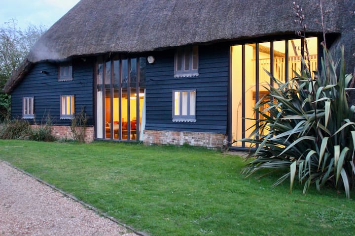 Big Rustic Barn,  4 Doubles, 1 Bunk Room, Parking - Kent