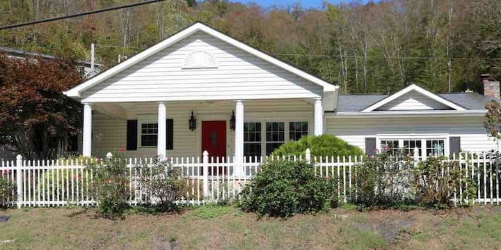 The Bentley
Fast Wifi With
Free Parking - Jenny Wiley State Resort Park, Prestonsburg