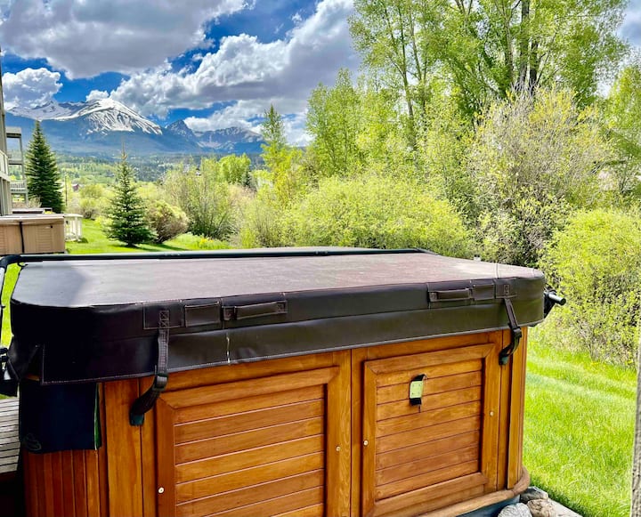 Modern Retreat, Hot Tub, Mountain Views, Creekside - Silverthorne, CO