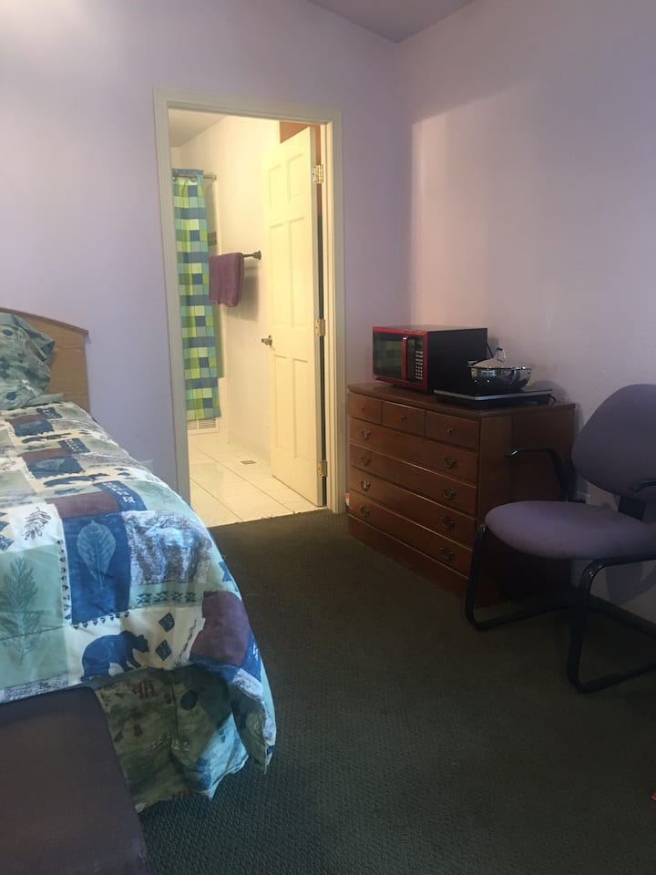 Foxes Den Is A Lakefront Room With A Private Bath. - Palmer, AK