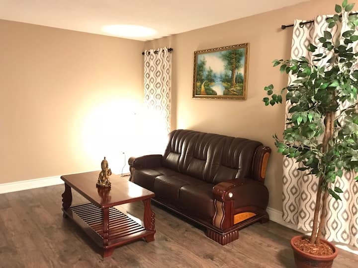 Elegant Master Bedroom With Private Bathroom - Brampton