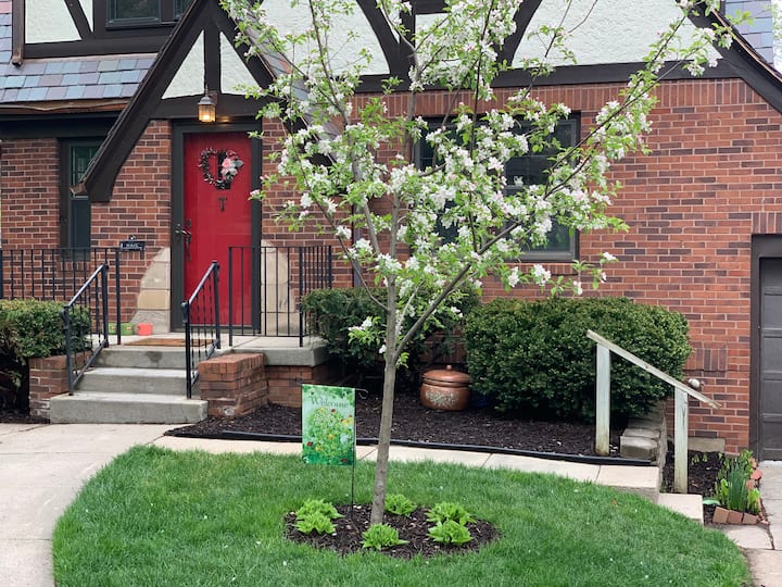 Dundee Cottage - At Memorial Park - Omaha, NE