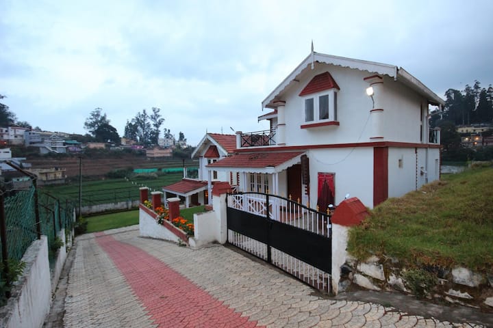 Pine View Stay | Villa 1 - Ooty