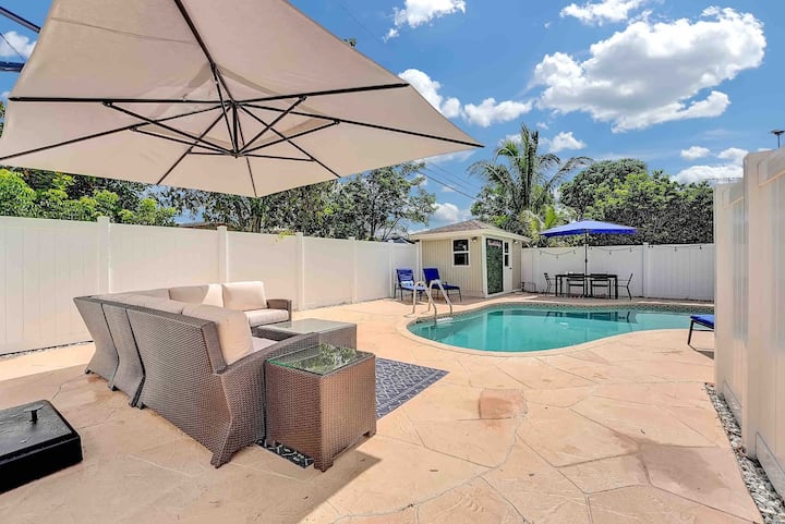 Luxury Wpb Stay • Pool • Yard • Near Attractions - West Palm Beach, FL