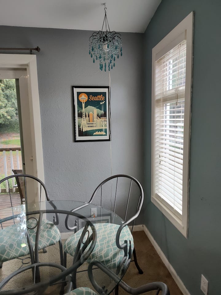 Relax & Recharge In A Comfortable Space In Bothell - Bothell, WA