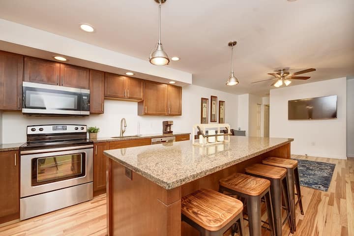 El Schenley!  8 Habitaciones / 5 Baños! Duerme 22!  4 X Estacionamiento Gratis! - Pittsburgh
