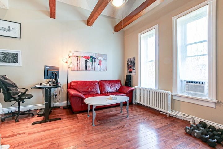 Vaulted Ceiling, Prime Location 3 Bdrm/6 Ppl - 基奇納