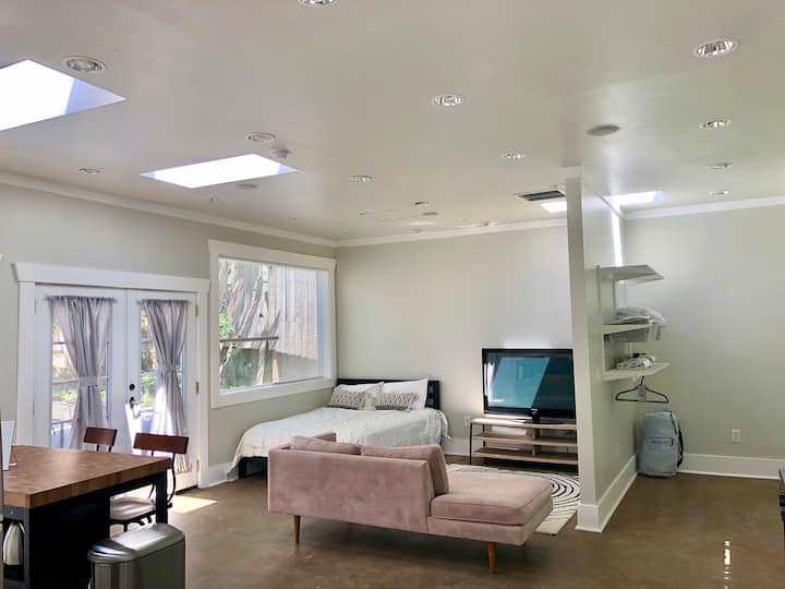 Elegant Fremont Getaway In The Heart Of Seattle - Seattle, WA
