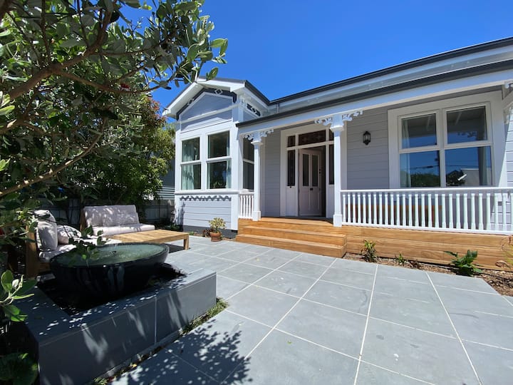 Large, Sunny Family Home With Spa - Wellington