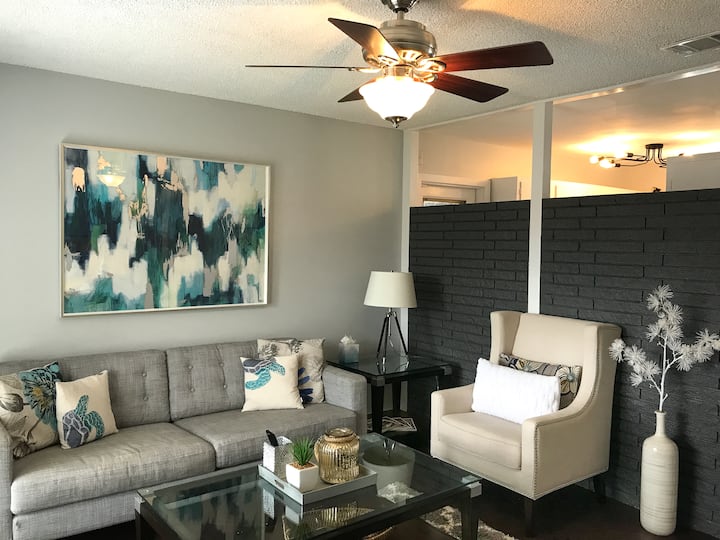 Modern Farmhouse Close To Airport - San Antonio, TX