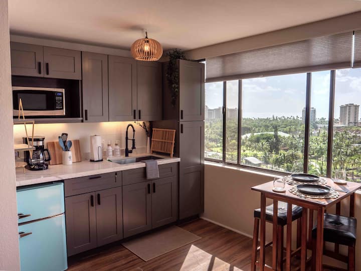 Waikiki Surfer Studio | Modern | Ocean Views - Honolulu