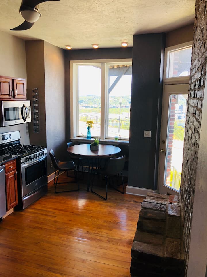 Luxury Grandview Ave Cozy Gem (2bed/2bath) - Pittsburgh, PA