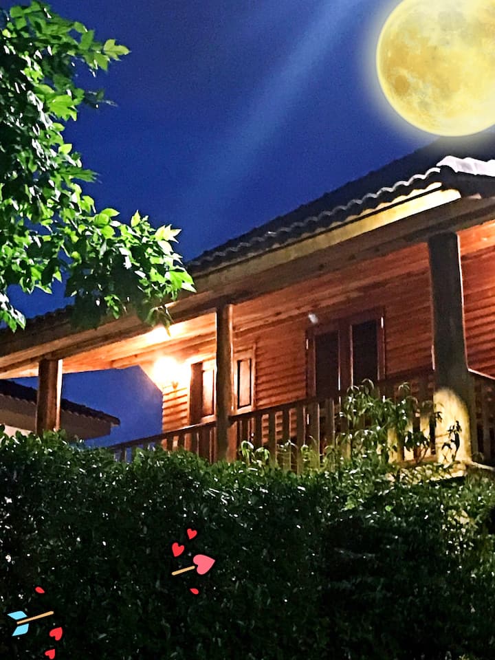 日出日落水云间，三米阳光度假屋，别墅庭院中的独栋木客房 - Chiang Mai