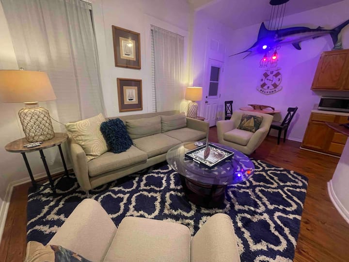 2423 Q5.2 King Bed Sleeps 2 Only A Block To Beach - ガルベストン, TX