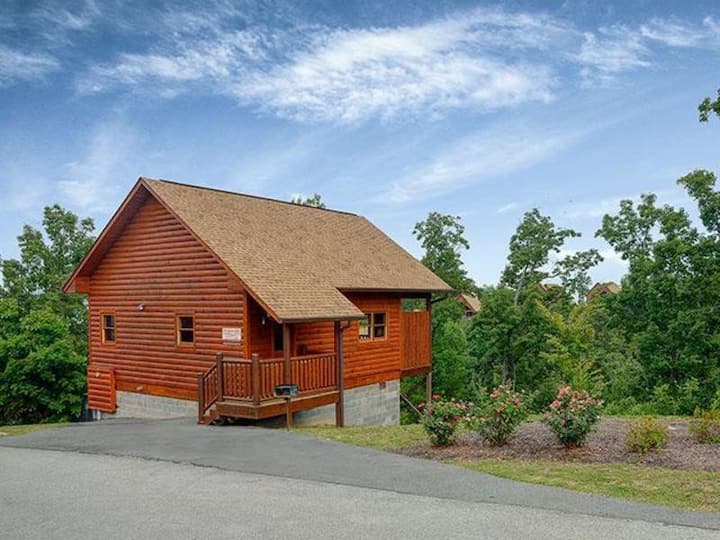 One More Night: Cozy Luxury Resort Cabin - Pet Friendly - Brand New Hot Tub - Pigeon Forge, TN