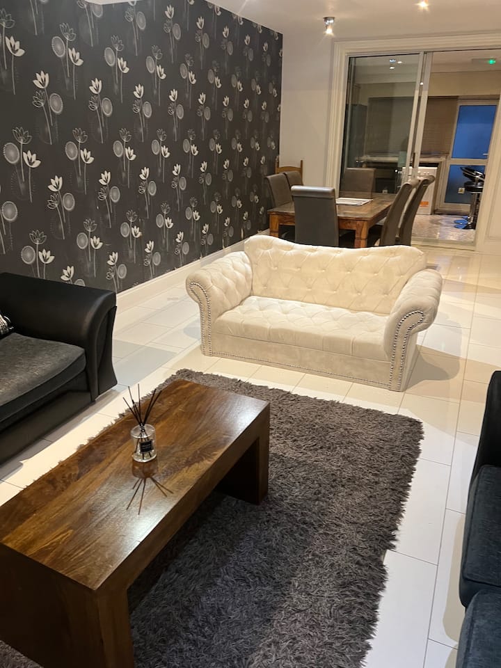 Spacious 6 Bedroom House With Parking - Dartford