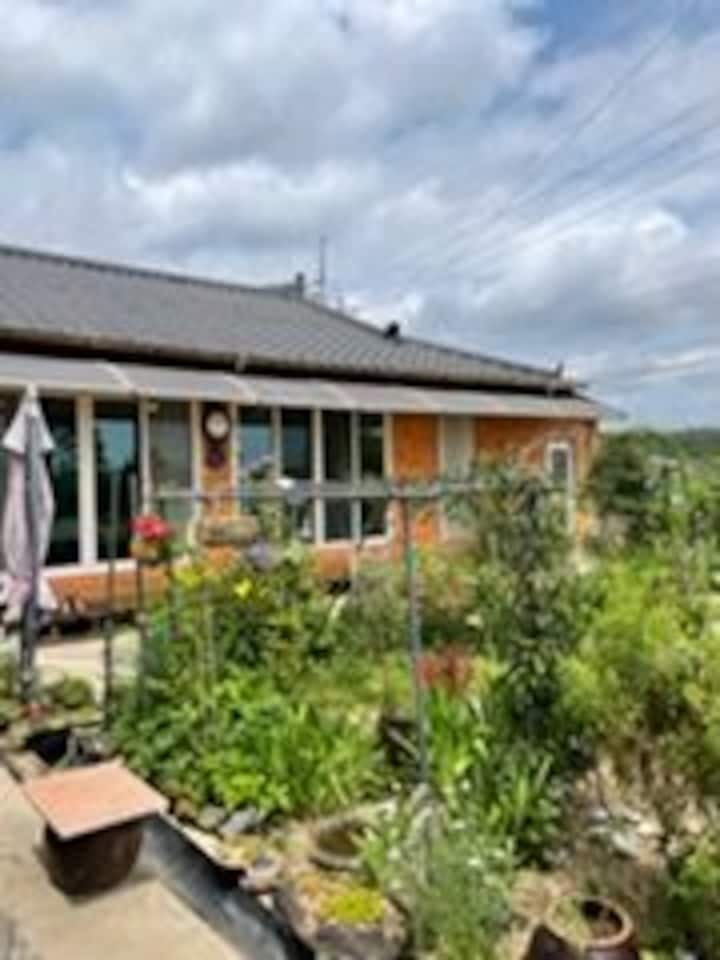 정원이 예쁜 시골집 풍경, 홍예민박 - 효곡동