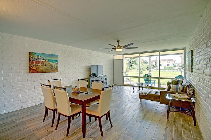 A Salty Day Getaway| Beach Boardwalk | Large Pool! - Texas