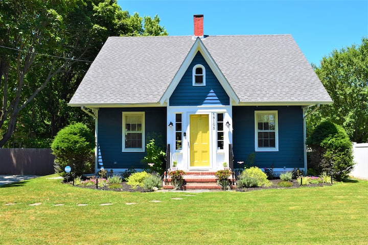 1870's Schoolhouse Converted To Cozy Cottage - Crescent Beach, Shelter Island