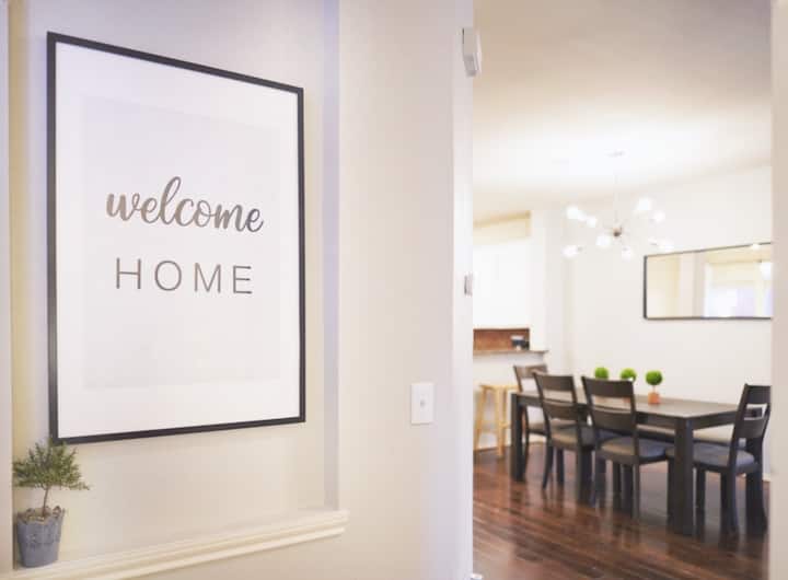 Modern 3-story East Downtown Home, Sleeps 12! - Houston, TX