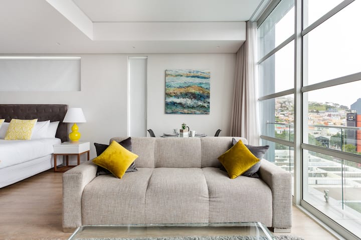 Sweeping City Views In A Central Apartment & Pool - Cape Town