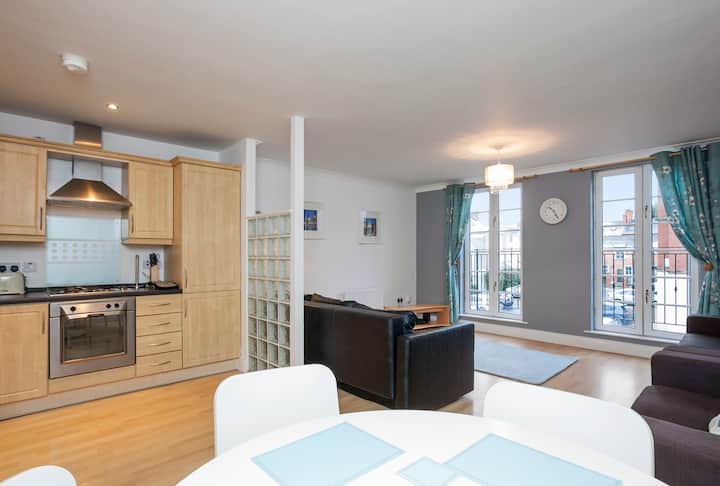 2 Bedroom Plus Sofa Bed Apartment With Parking - Belfast