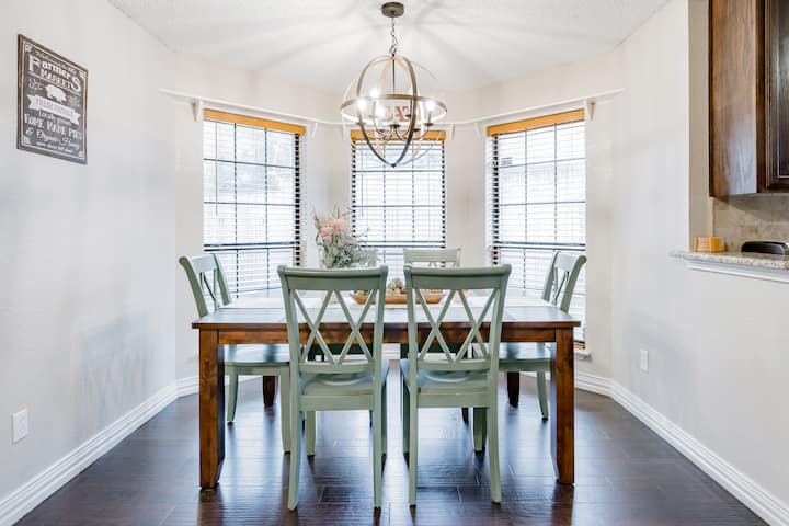 Elegant Urban Cottage At The Heart Of Irving - Irving, TX