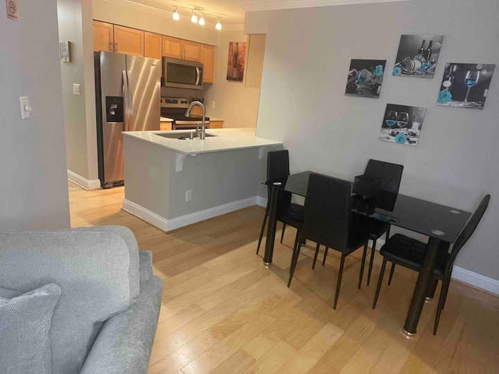 Lovely Centrally- Located 2 Bedroom Condo - Charlotte, NC