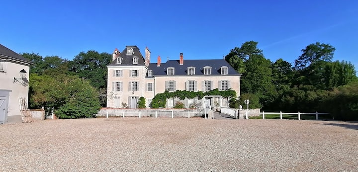 Loiret Chevilly. Château Cossoles 15 Couchages. - Artenay