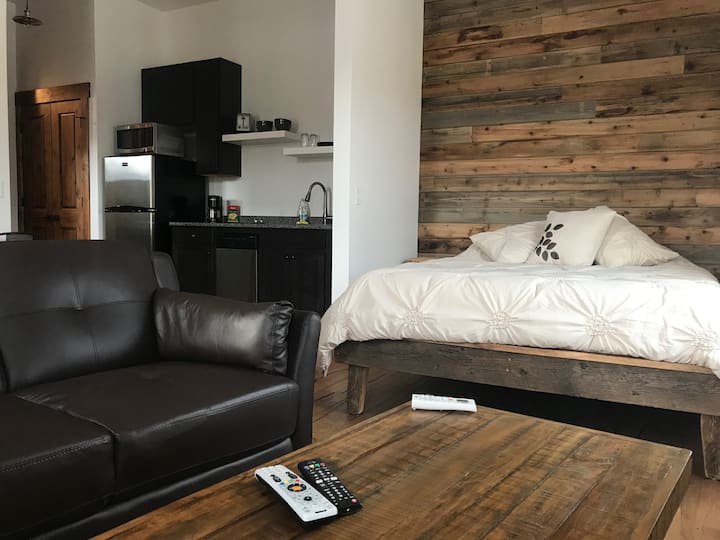 Wonderland Eco Lodge - New Studio 1 Block To Park - Gardiner, MT