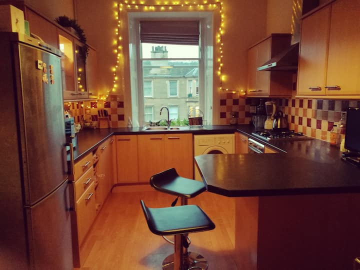 Bright, Sunny Top Floor Flat - Leith