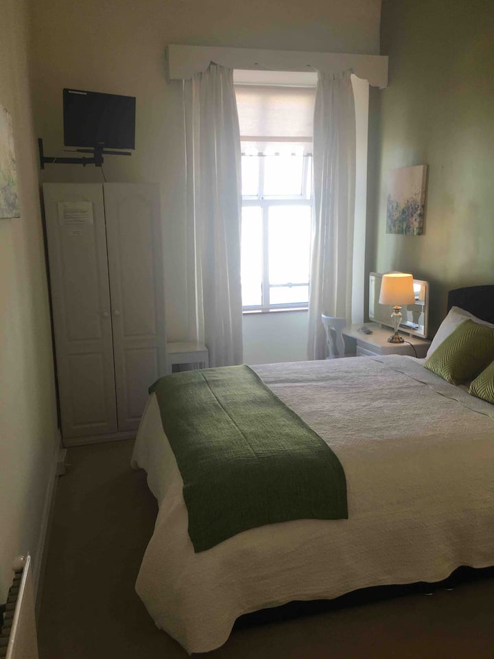 Hallisseys Accomodation.
Kenmare Town Centre. - Cork