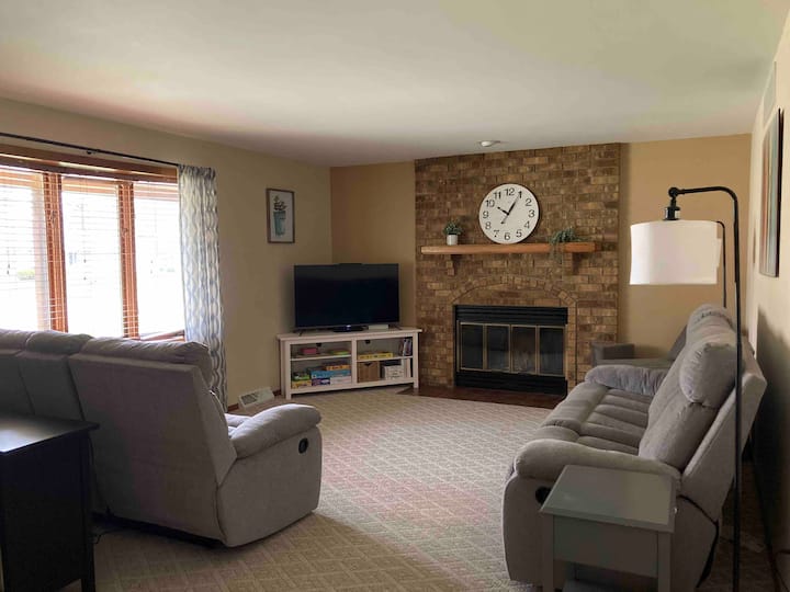 Eaa - 3 Bedroom, 3 Bath House 3 Miles From Grounds - Oshkosh, WI
