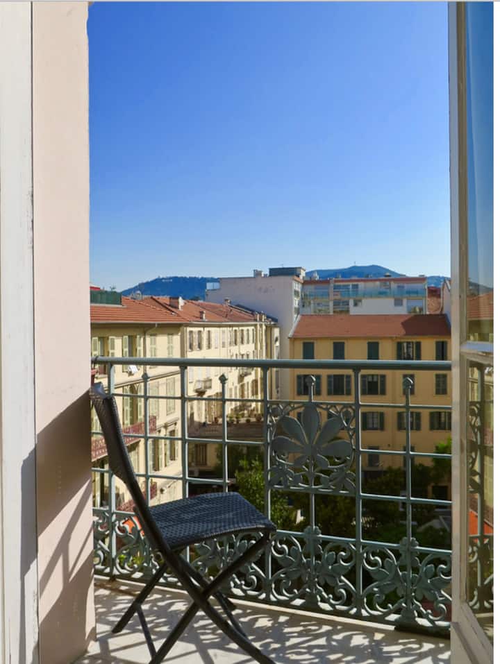 Appartement De Charme  Avec Balcon ! - Nice