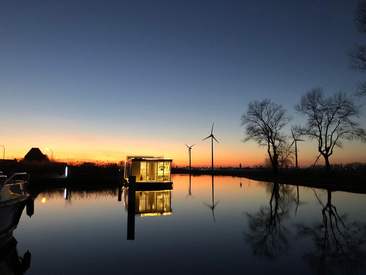 Homeboat Glamping Loft on the water - Boats for Rent in Nieuwpoort ...