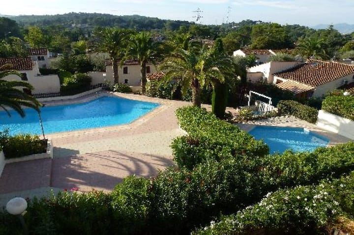 Charmante Petite Villa Dans Domaine Avec Piscine. - Valbonne