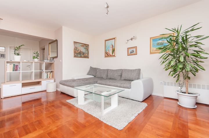 Apartment With 3 Bedrooms - Omiš