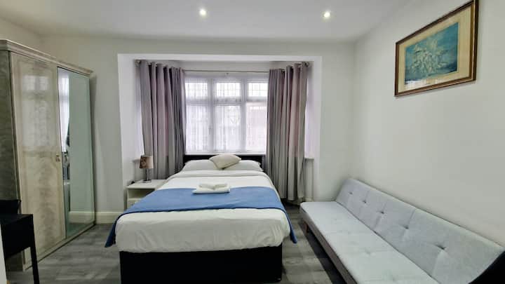 *Diamond* En-suite Room- London Near Train Station - Ilford