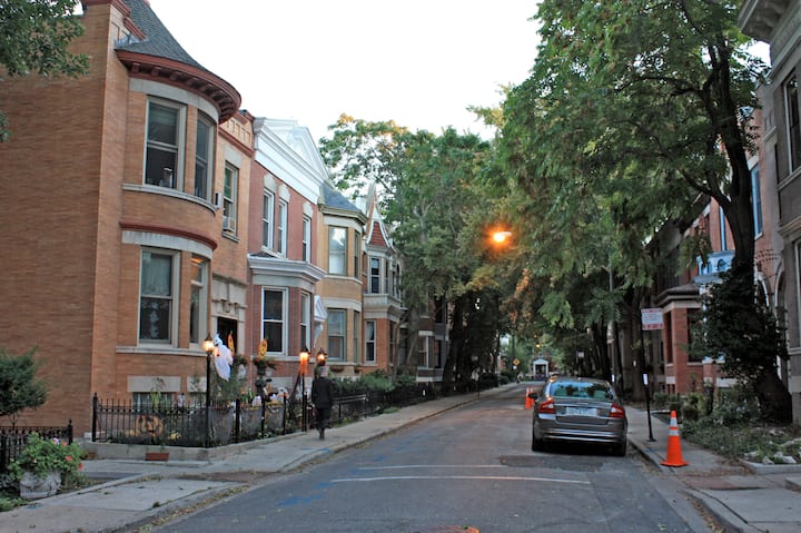 Wrigleyville Townhome Two Blocks From Ballpark - Chicago, IL