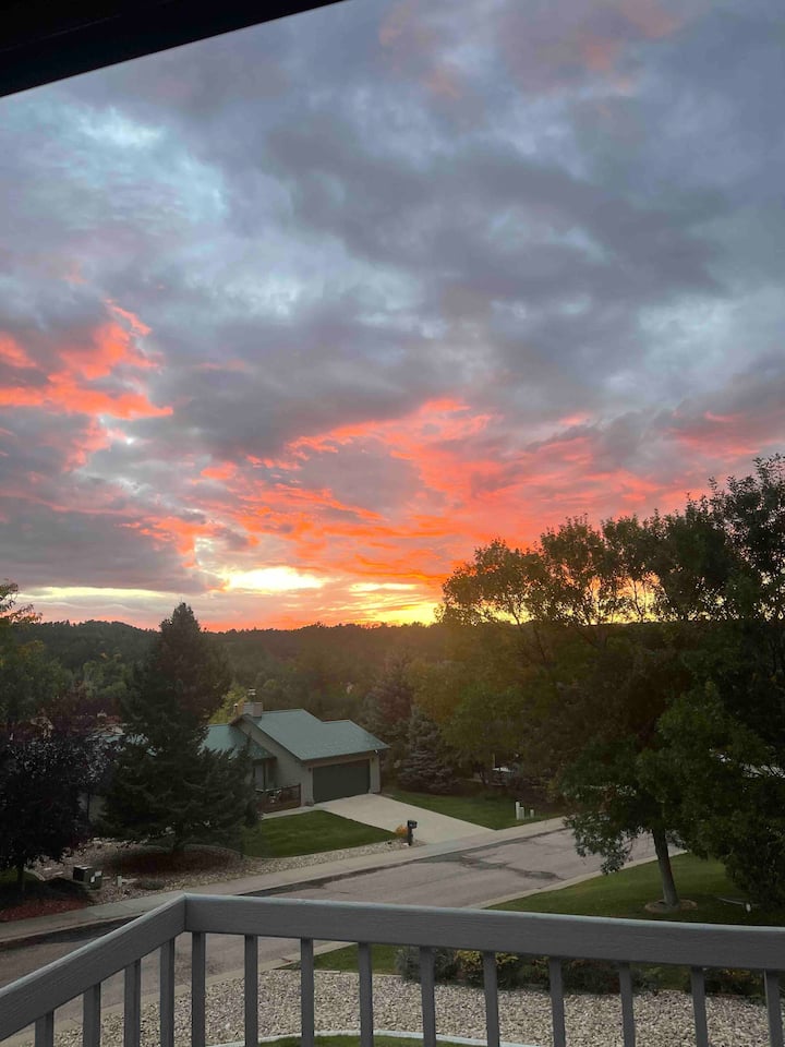 Meadowbrook Family Den 4 Bed/2 Bath - Rapid City, SD