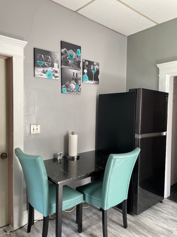 Spacious Rm W/king Bed/leather Recliner - Baltimore, MD