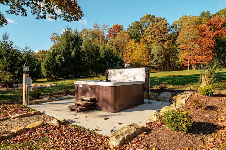 Cozy Home W/ Theater Room, Hot Tub, And Great View - Deep Creek Lake, MD