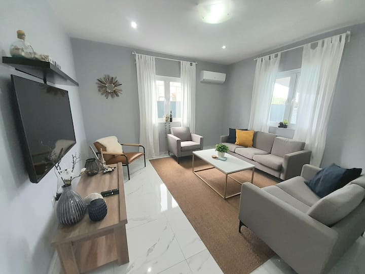 Beautiful Brand New Modern Home With Pool! - Aruba