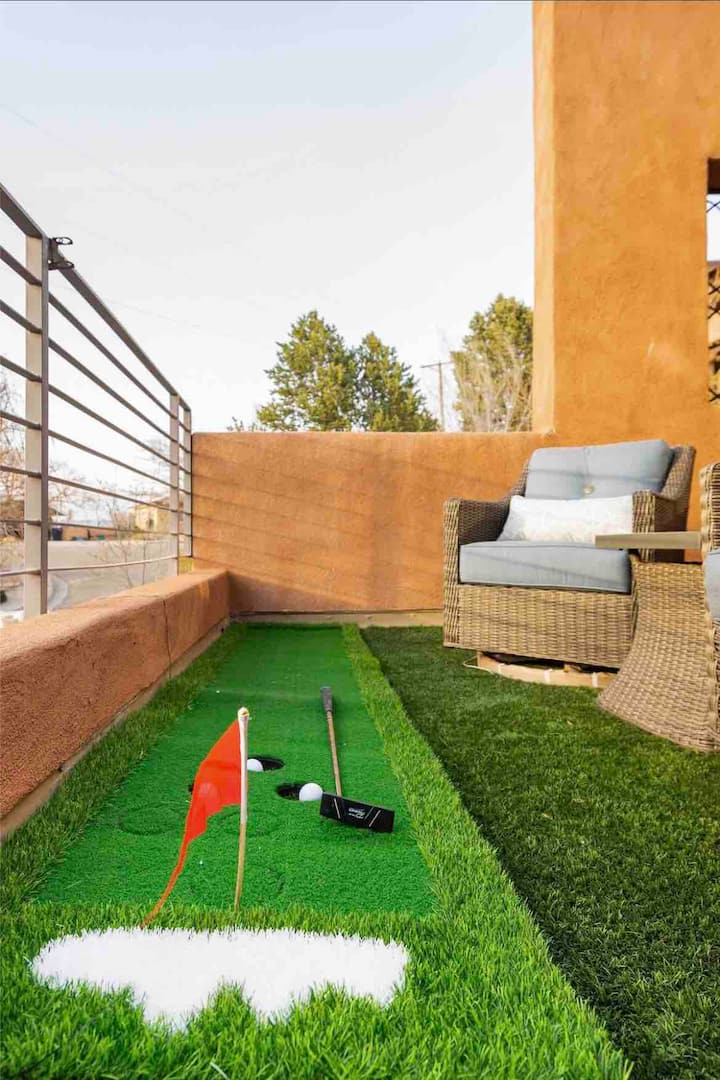 King Bed | View | 100” Hdtv | Games | Clean | Safe - Albuquerque, NM