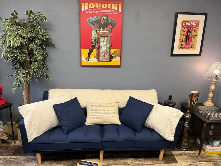 Houdini’s Hideout Aka Magician’s Way- Themed Suite - Wisconsin
